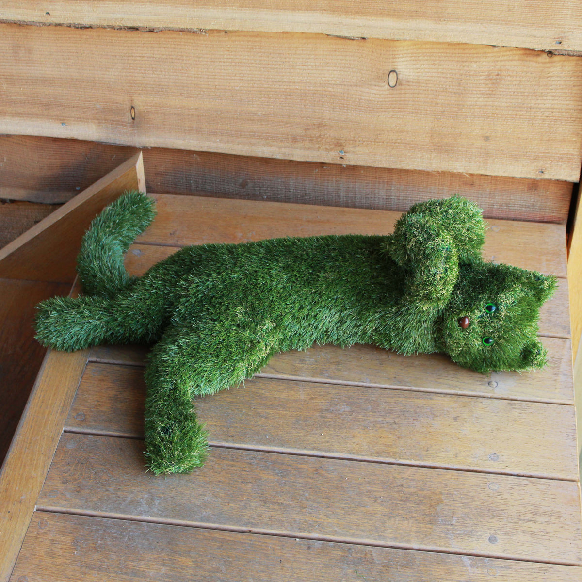Topiary Cat laying down – Top Topiary